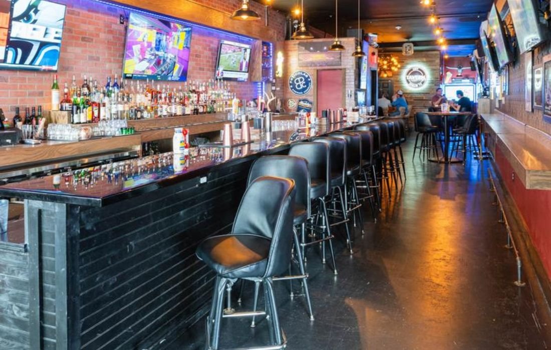 13 Best Bars in Dallas to Try This Weekend